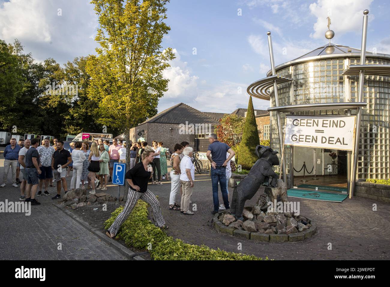 2022-09-05 18:22:36 ALBERGEN - Residents of Albergen in front of the ...