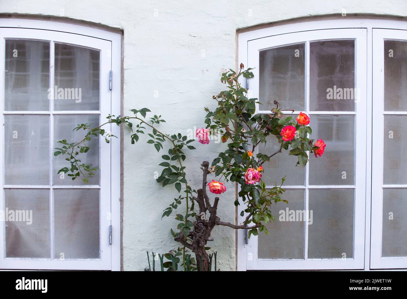 Traditional outdoor windows hi-res stock photography and images - Alamy