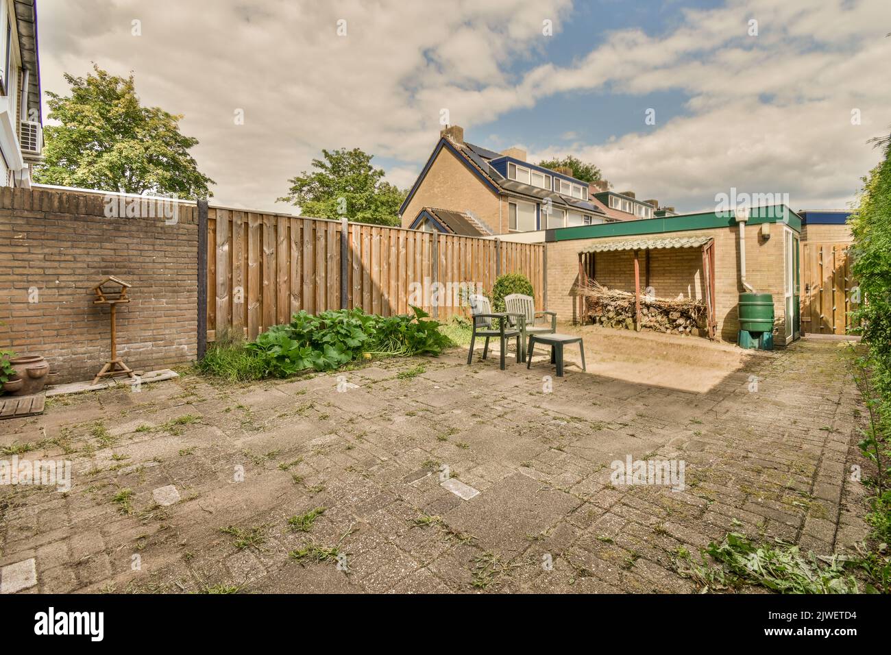 Simple small empty patio with snear wooden fence Stock Photo - Alamy