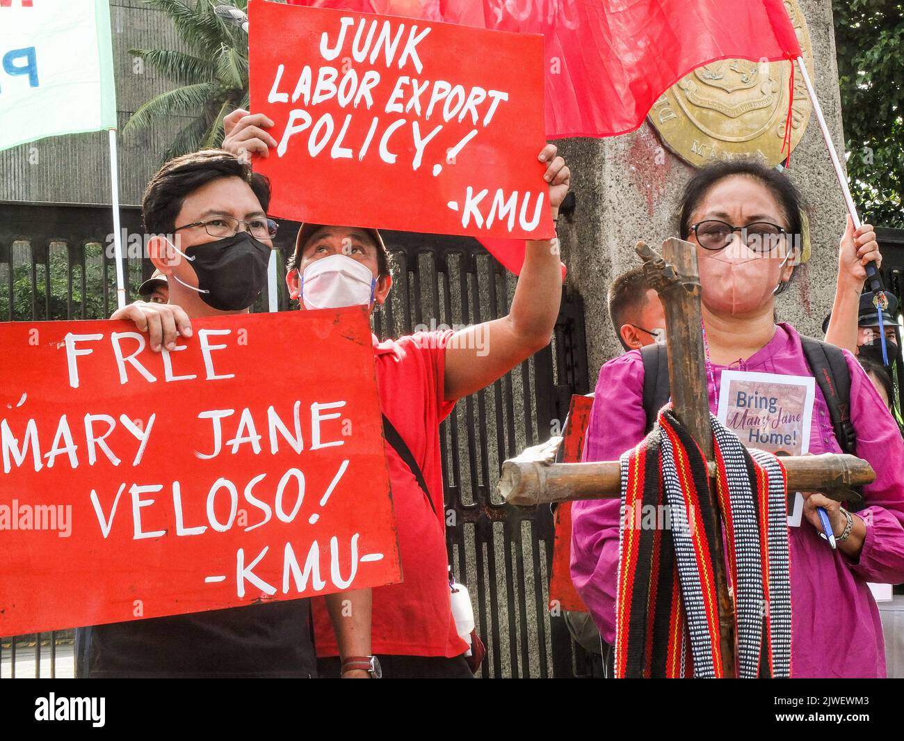 Members of Kilusang Mayo Uno (KMU) hold placards during the prayer ...