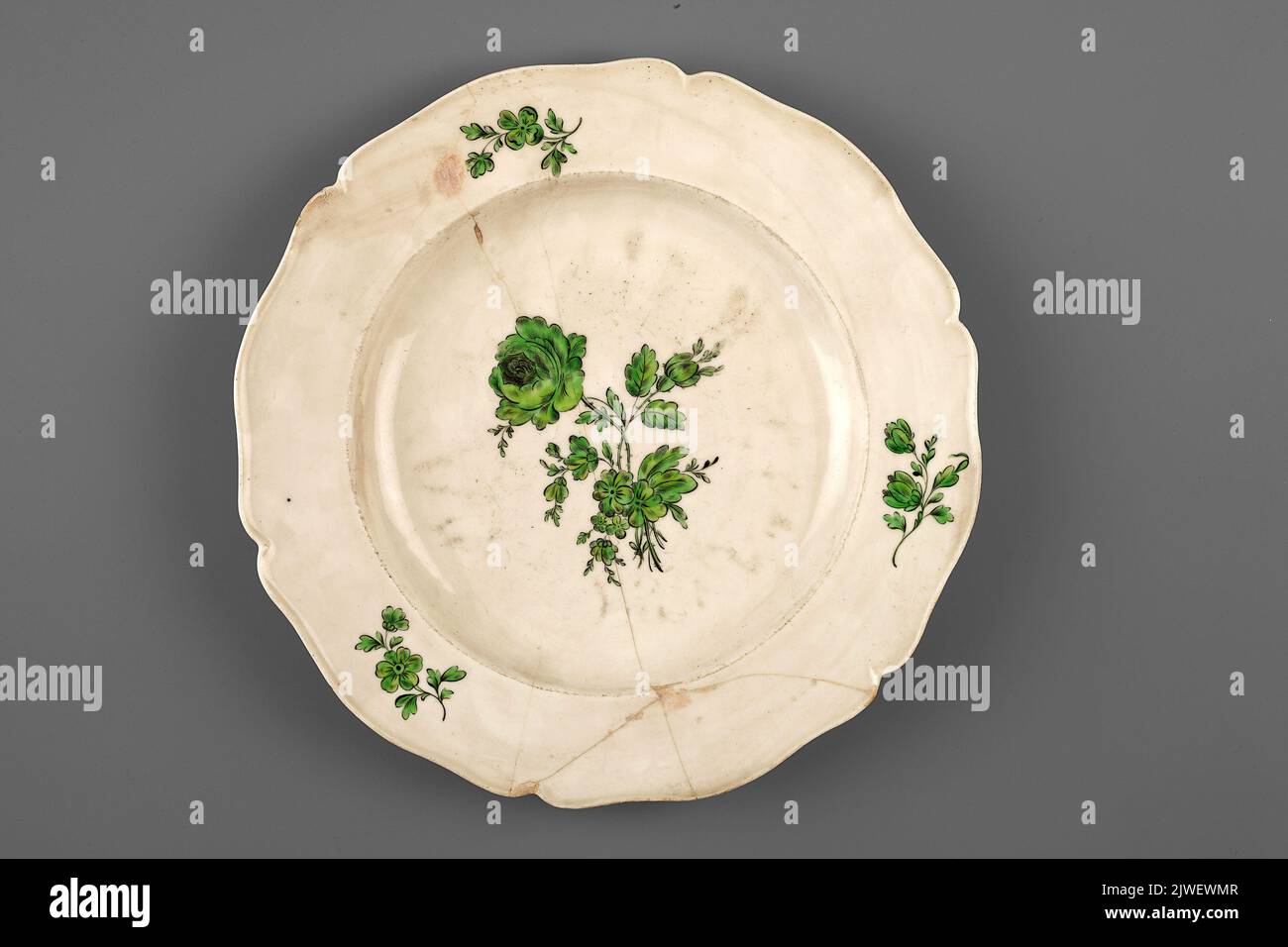 Dinner plate with flower decoration. Korzec (manufaktura porcelany ...