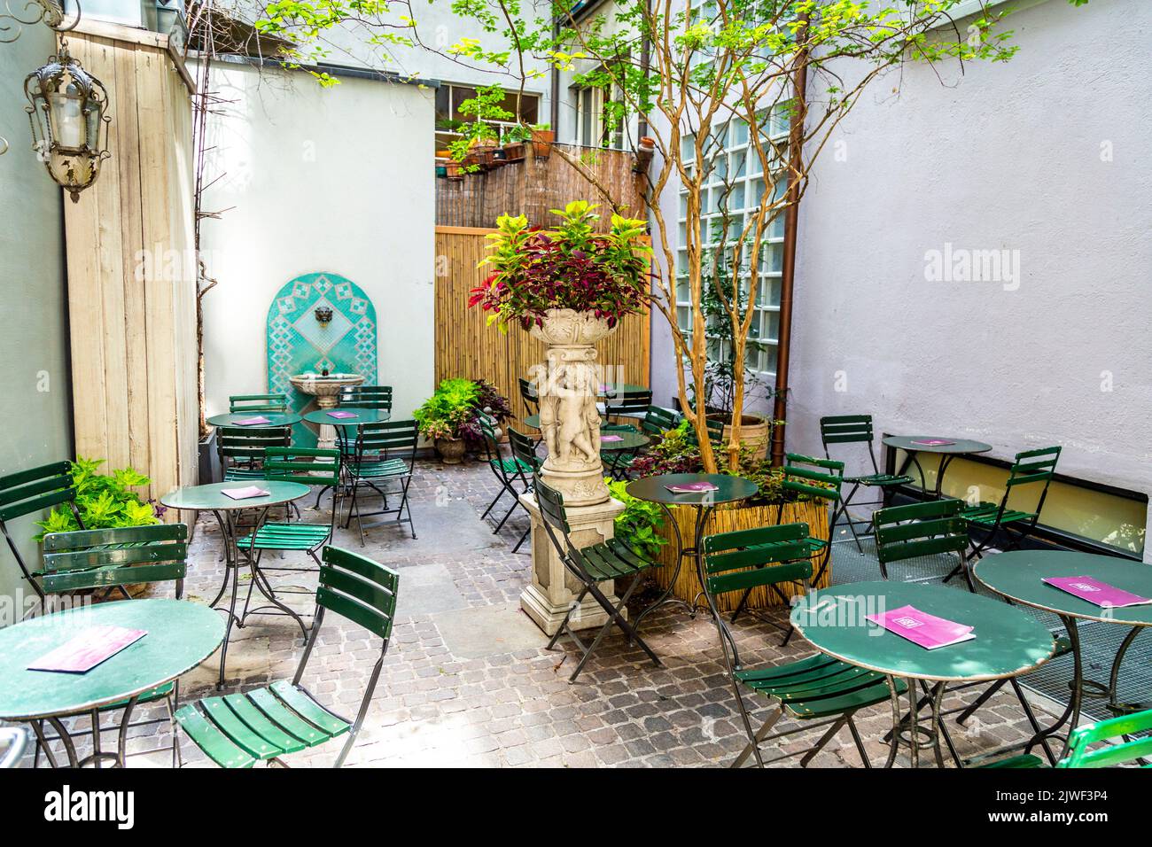 Courtyard garden hi-res stock photography and images - Alamy
