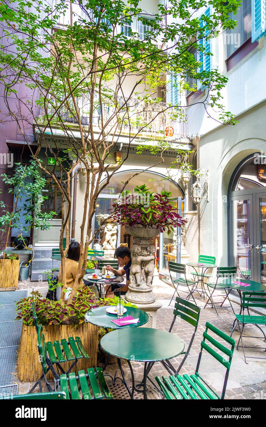 Courtyard garden hi-res stock photography and images - Alamy