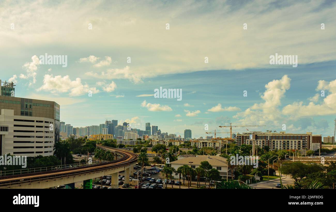 View of Metro rail tracks leading to Downtown Miami Stock Photo - Alamy