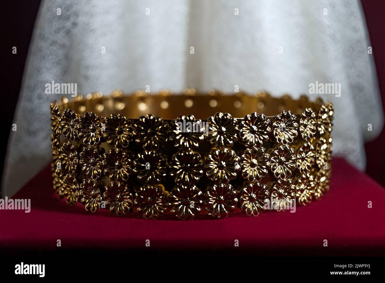 Replica of Assyrian Queen crown Stock Photo - Alamy