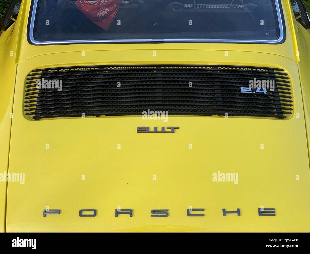 Yellow Porsche 911 Stock Photo - Alamy