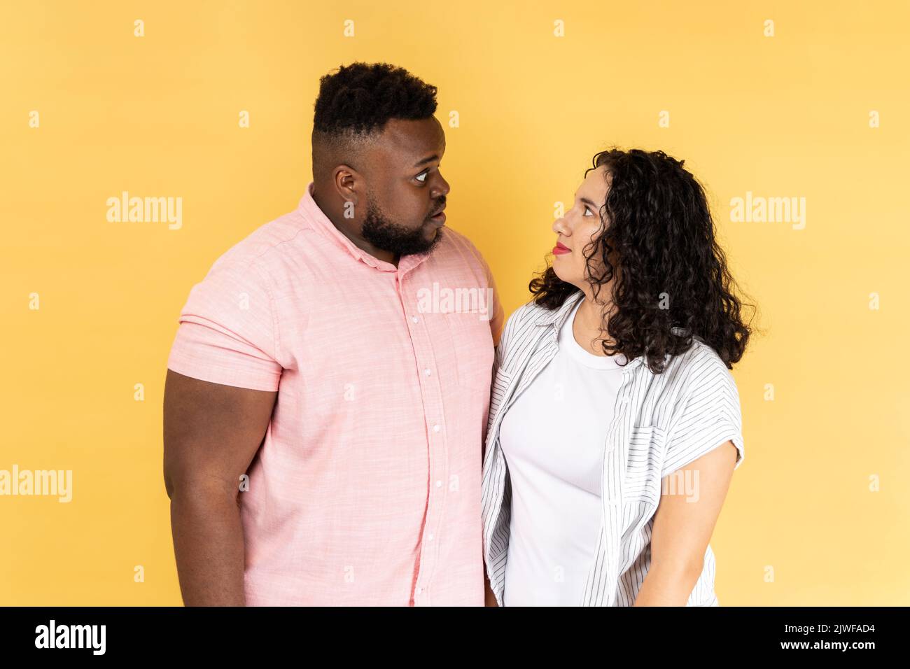 Portrait of shocked surprised astonished young couple in casual ...