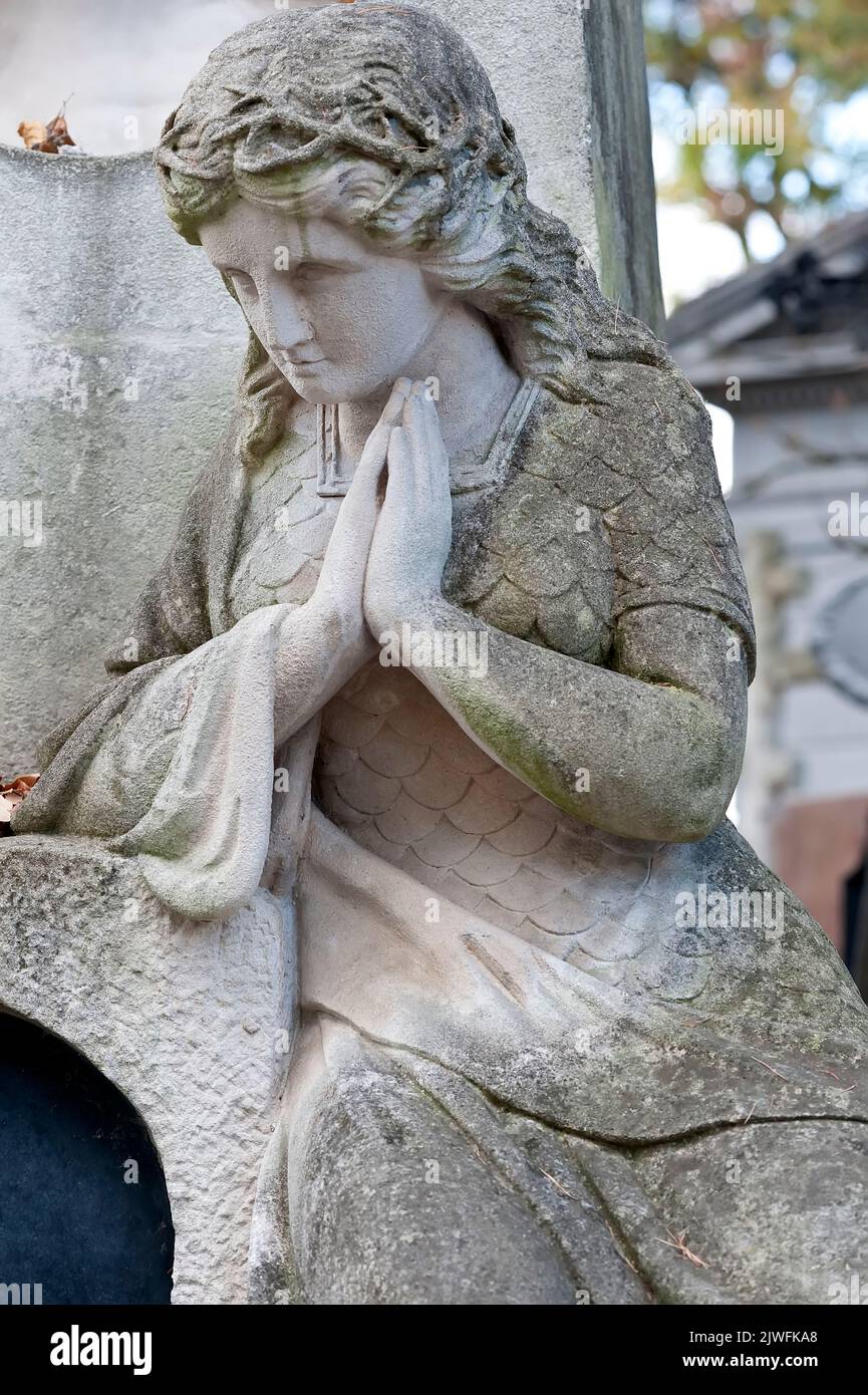 Antique mourning woman statue hi-res stock photography and images - Alamy