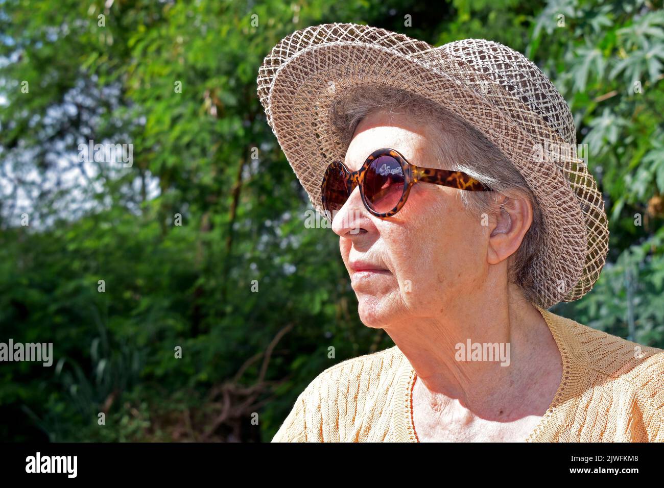 Old lady in sunglasses hi-res stock photography and images - Alamy