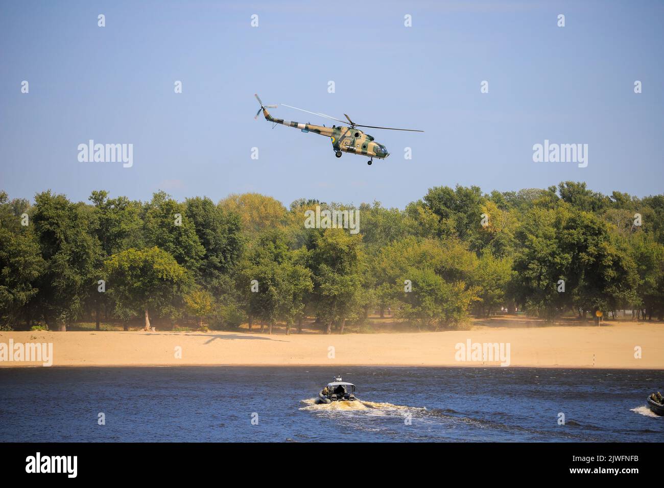 Landing of a Ukrainian military detachment from a helicopter to the ...