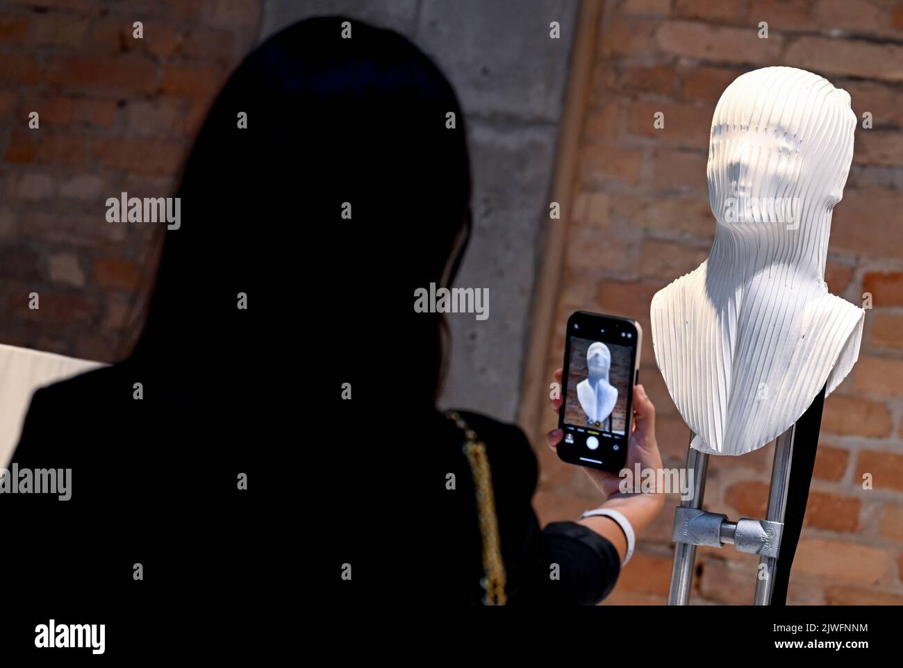 Berlin, Germany. 05th Sep, 2022. A woman photographs a piece co ...