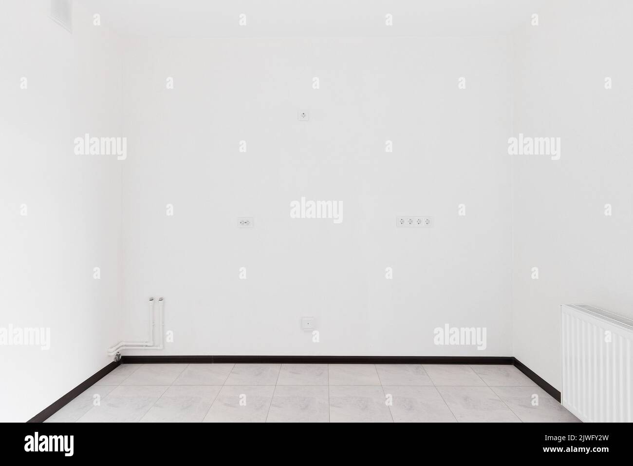 Empty white room without decoration and renovation Stock Photo - Alamy