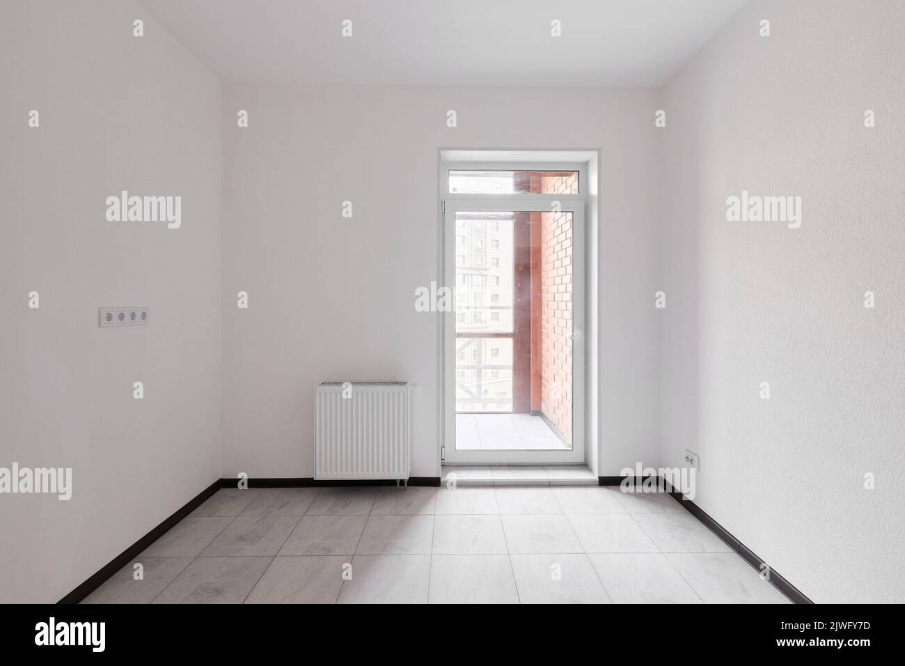 Empty white room without decoration and renovation Stock Photo - Alamy