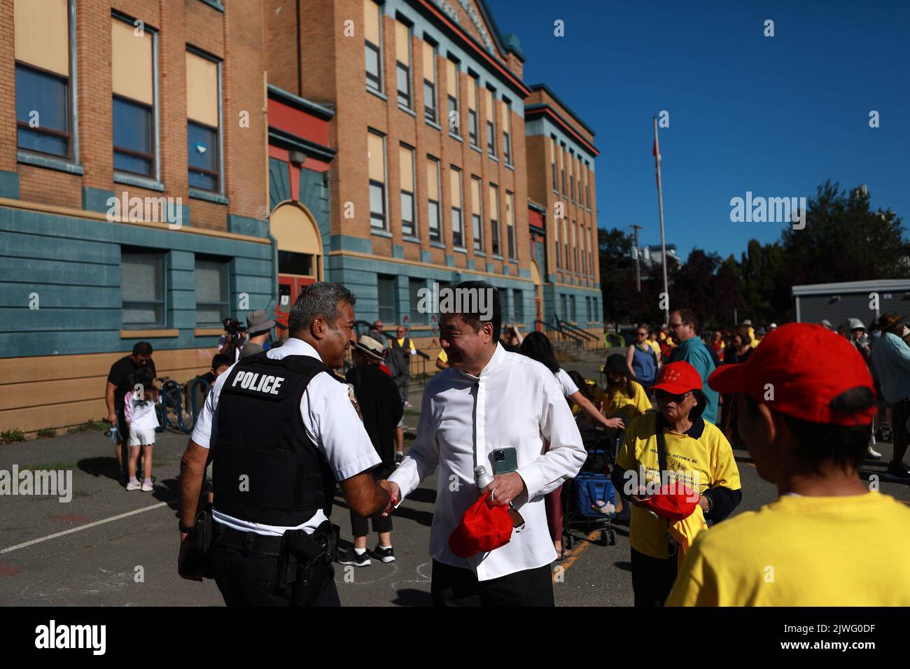 Victoria Police Chief Const. Del Manak shakes hands with Chinese ...