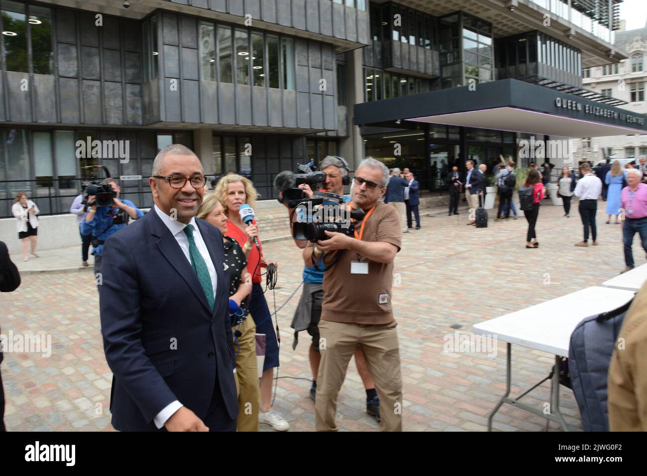 Truss supporter hi-res stock photography and images - Alamy