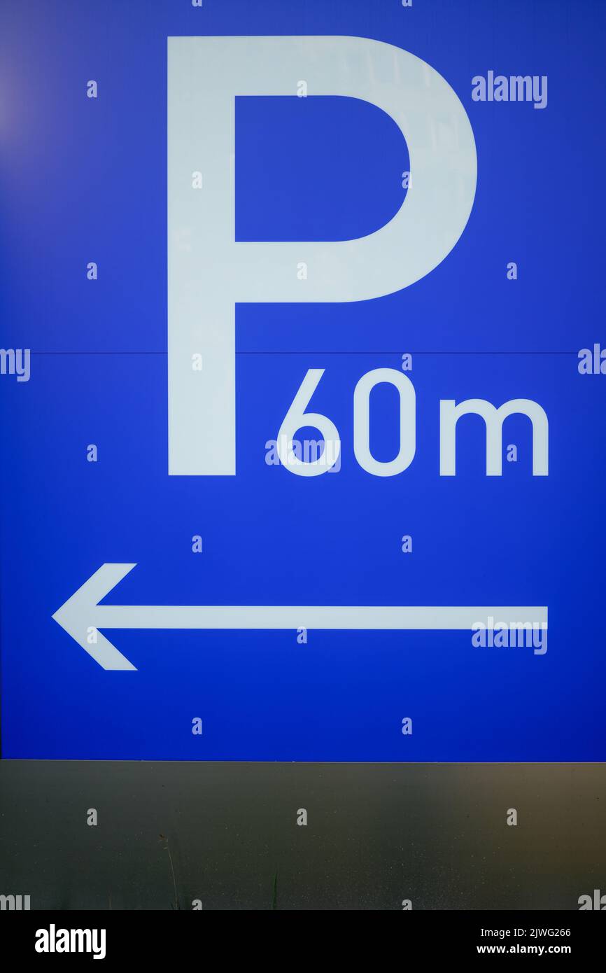 A parking sign with with arrow pointing to the left Stock Photo - Alamy