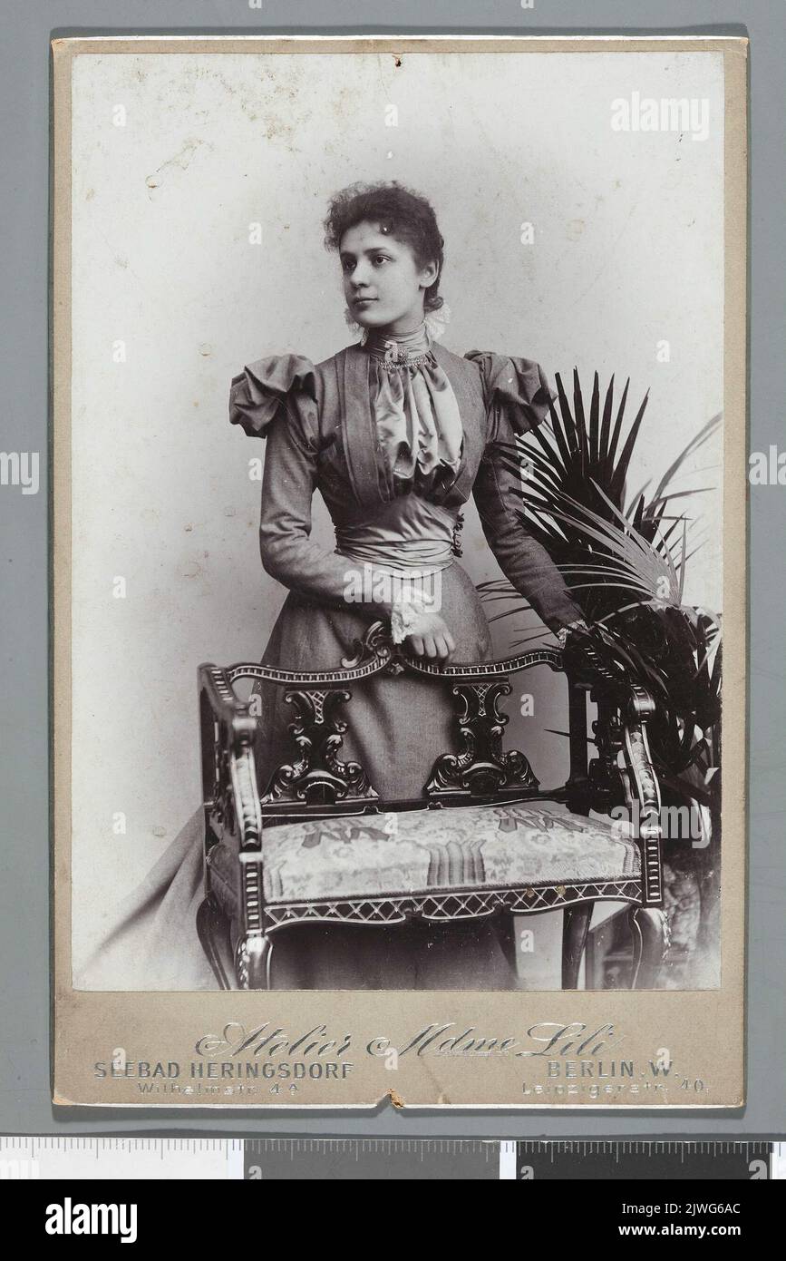 Portrait of a woman (entire figure). Atelier Mdme Lili (Berlin ; Seebad ...