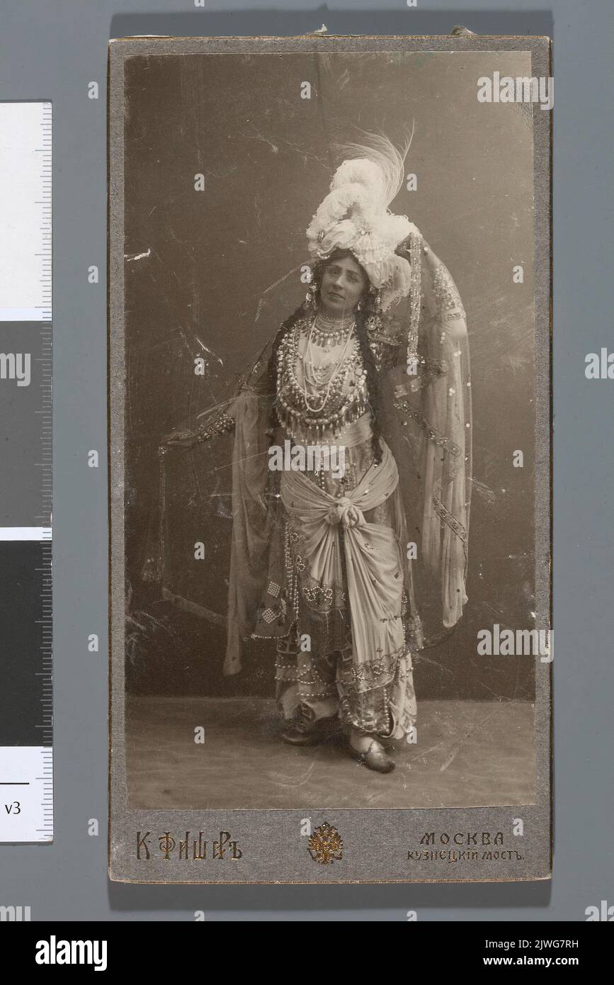 Portrait of actress (singer ?) in stage costume (entire figure). Fiszer ...