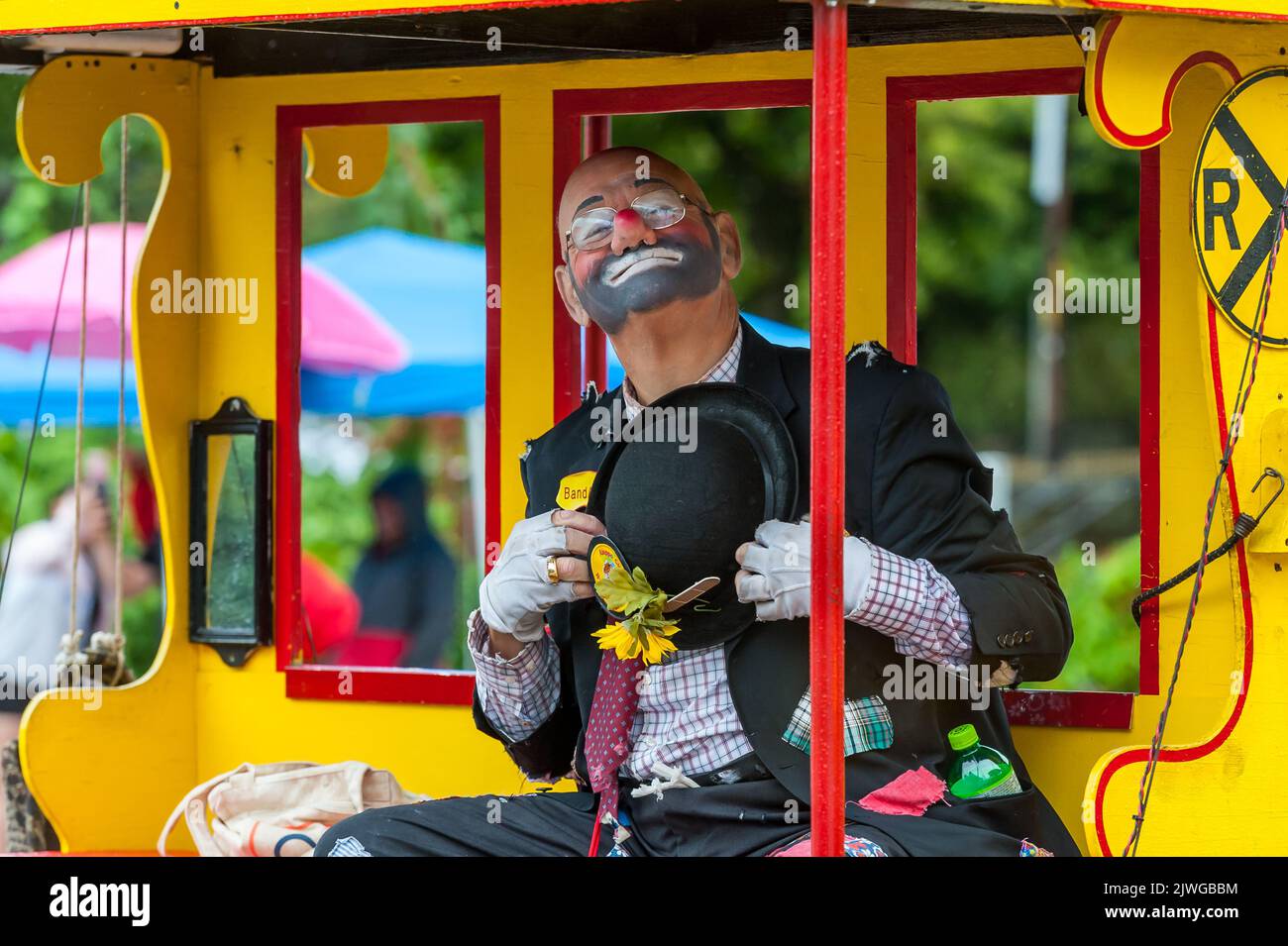 Aleppo Shriners Clown posing with hat in hands at the Labor Day Parade ...