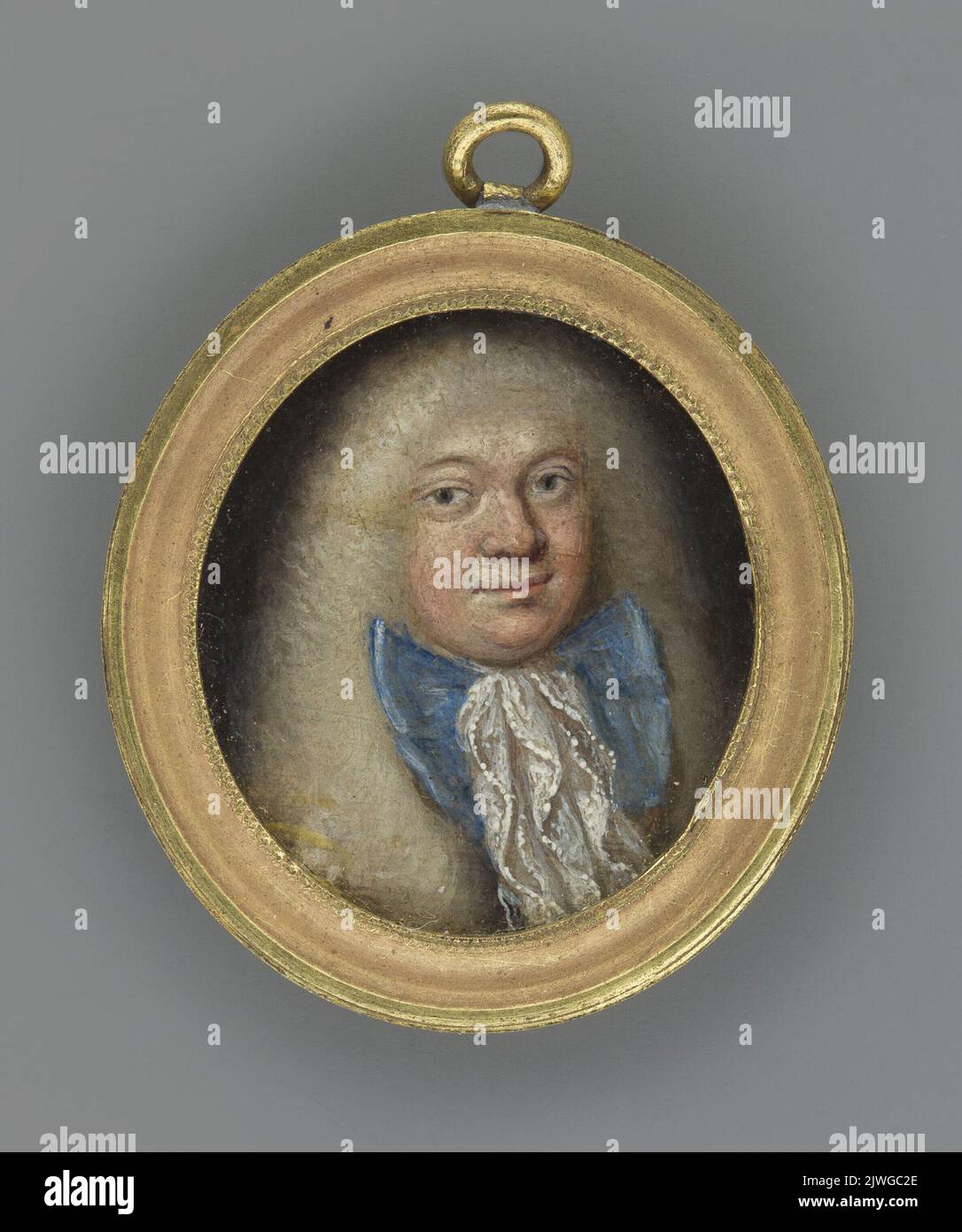 Portret mężczyzny w jasnej peruce i żabocie z dużą błękitną kokardą ...