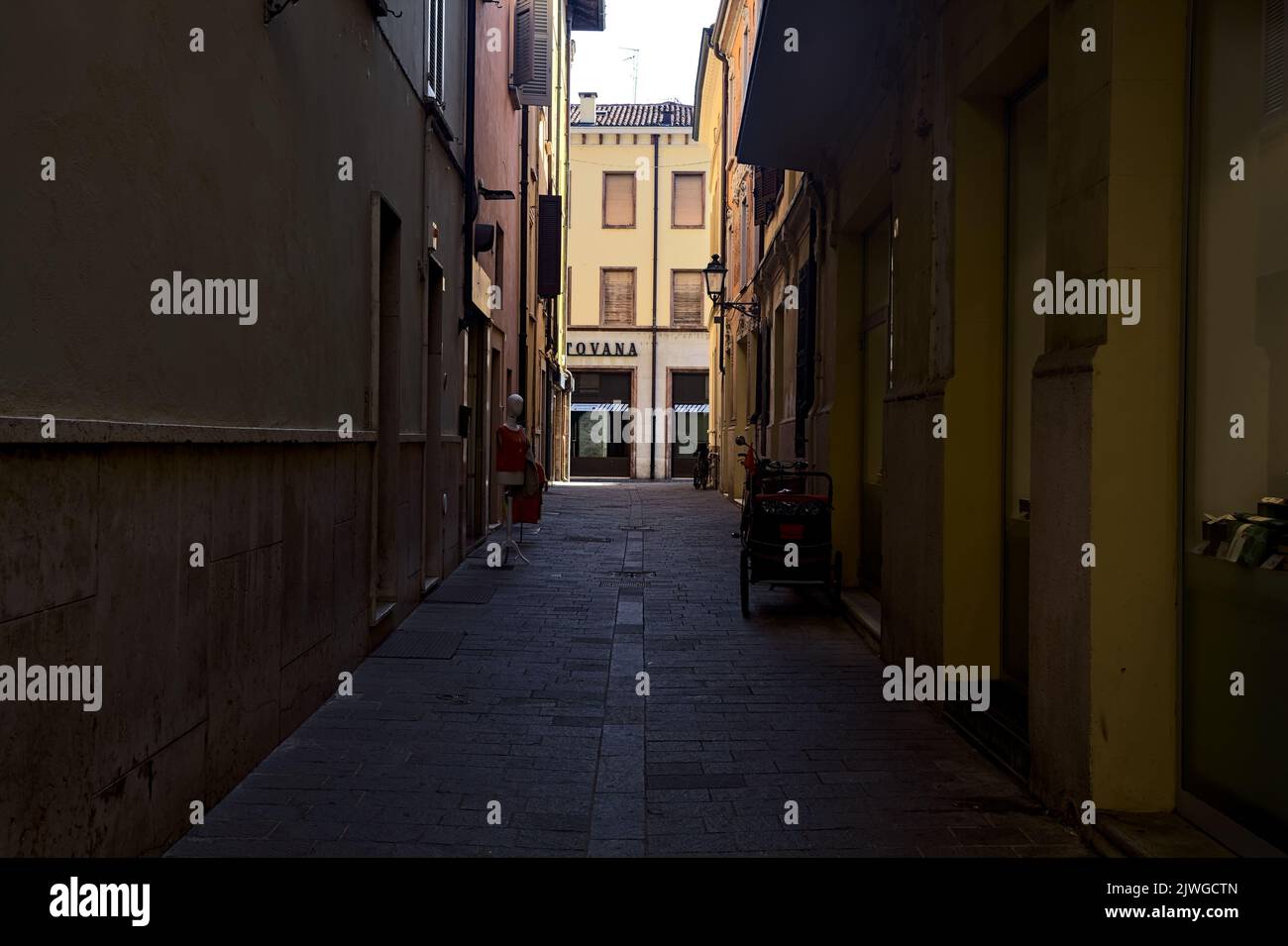 Narrow alley in an italian town Stock Photo - Alamy