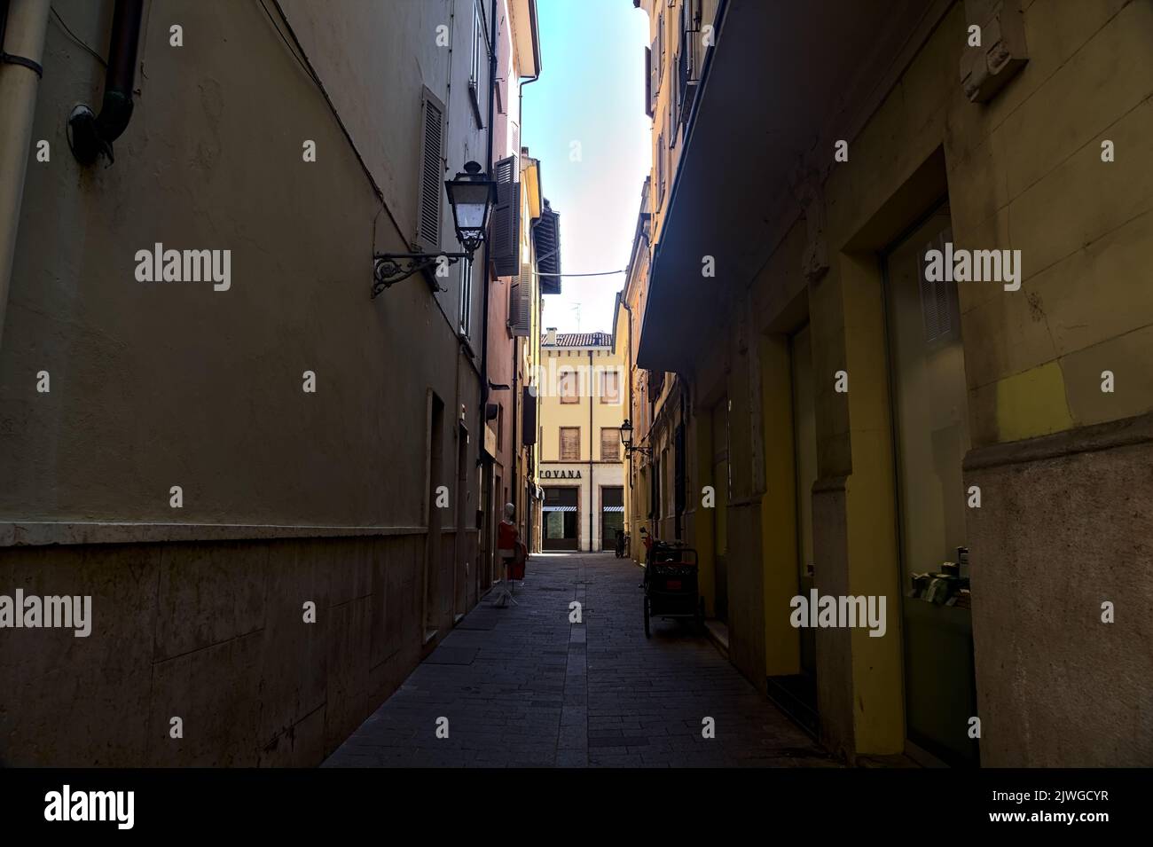 Narrow alley in an italian town Stock Photo - Alamy