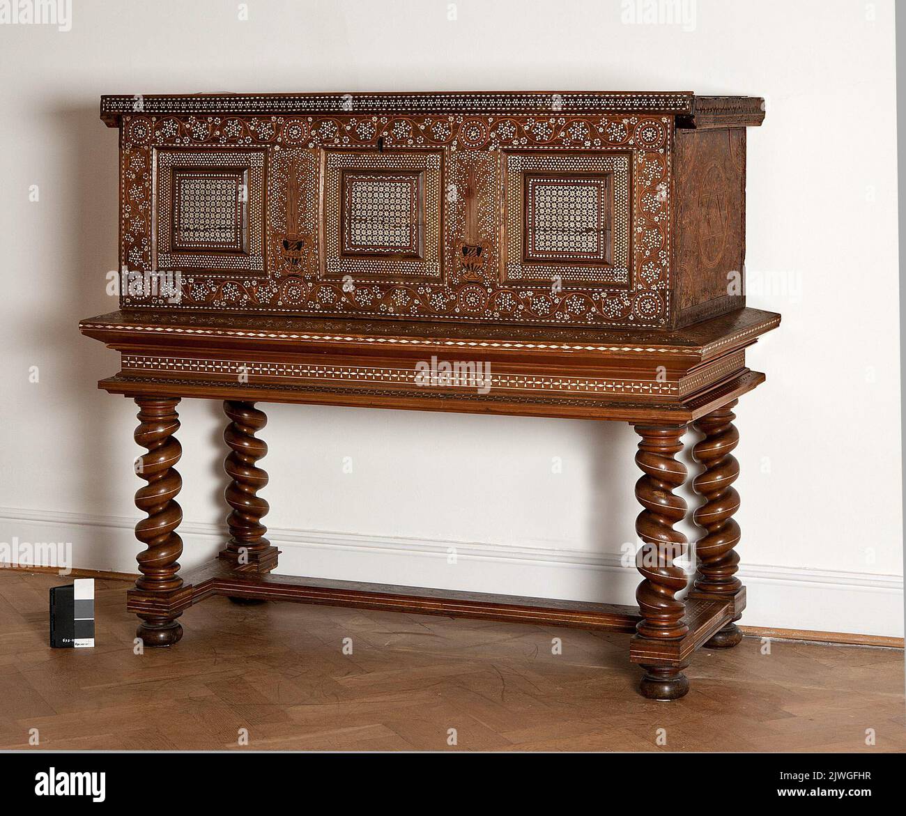 Chest stand hi-res stock photography and images - Alamy