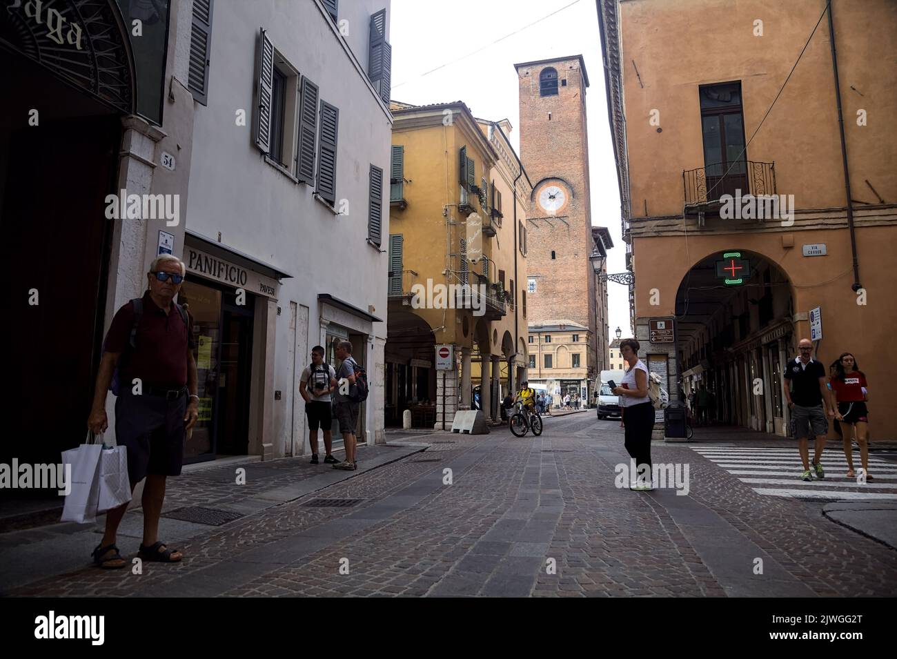 Many people passing summer hi-res stock photography and images - Alamy