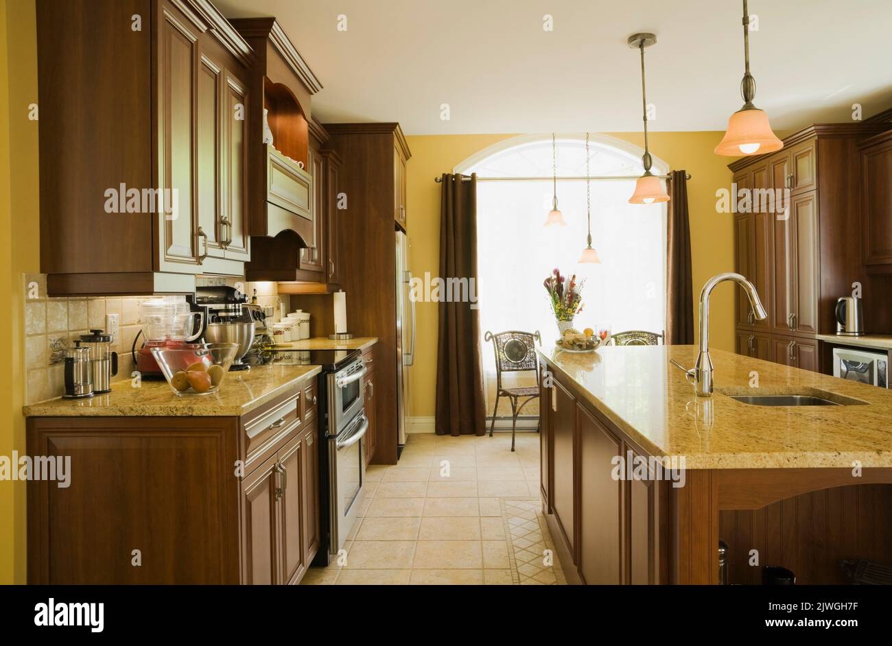 Lavish kitchen island hi-res stock photography and images - Alamy