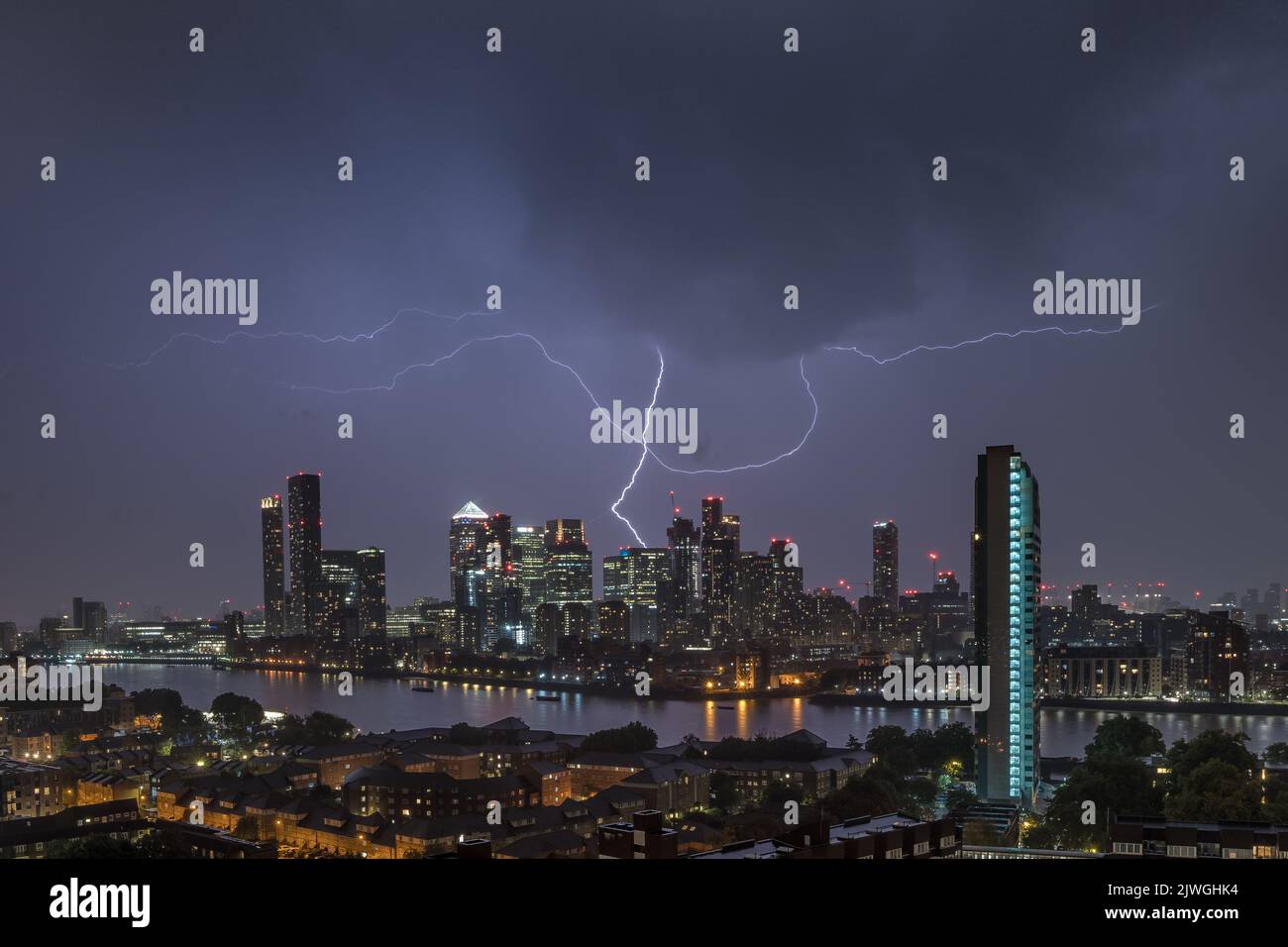 London, UK. 5th September 2022. UK Weather: Lightning strikes over ...