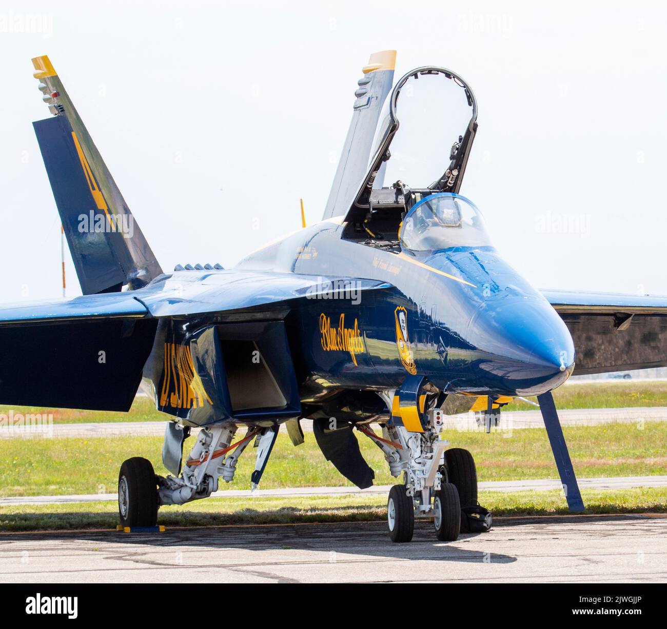 Us navy jet fighter parked hi-res stock photography and images - Alamy