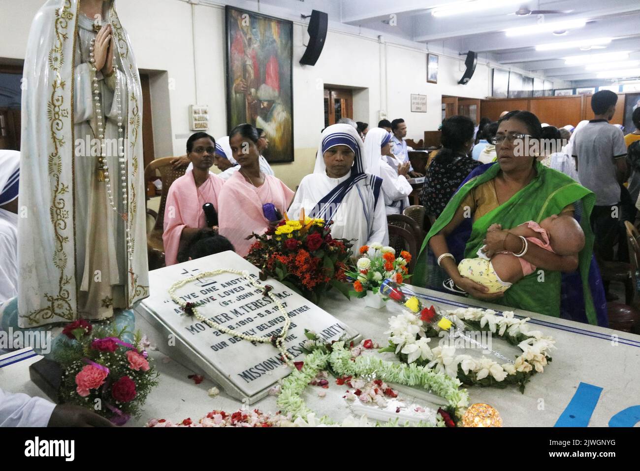 Kolkata, India. 05th Sep, 2022. People's beside the tomb of Saint ...