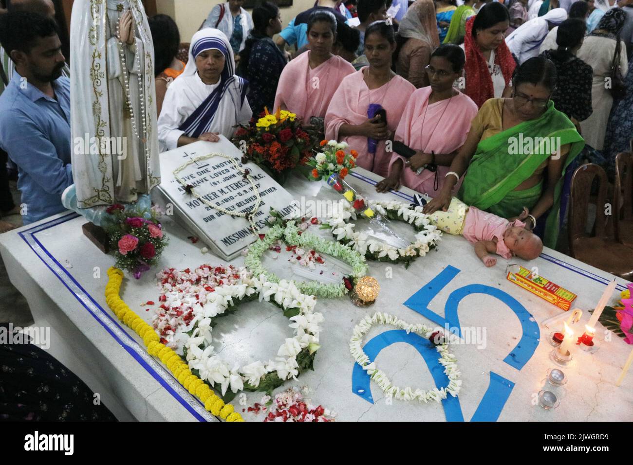 Kolkata, West Bengal, India. 5th Sep, 2022. People's beside the tomb of ...