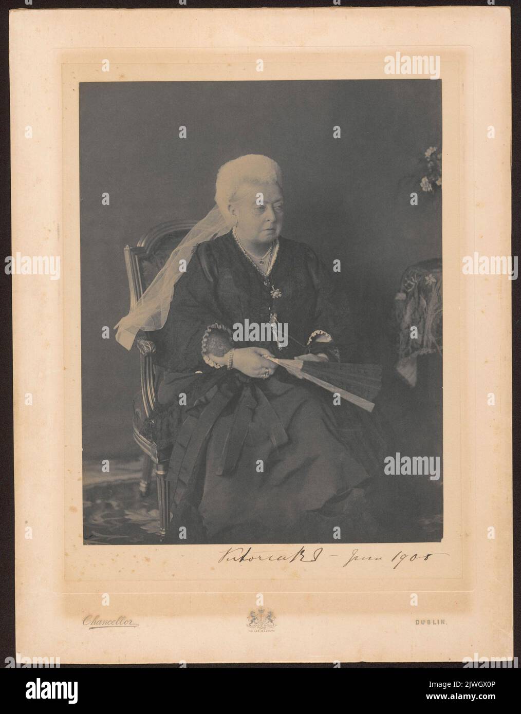 Portrait of queen Victoria (1819-1901) – autographed photograph, ze ...