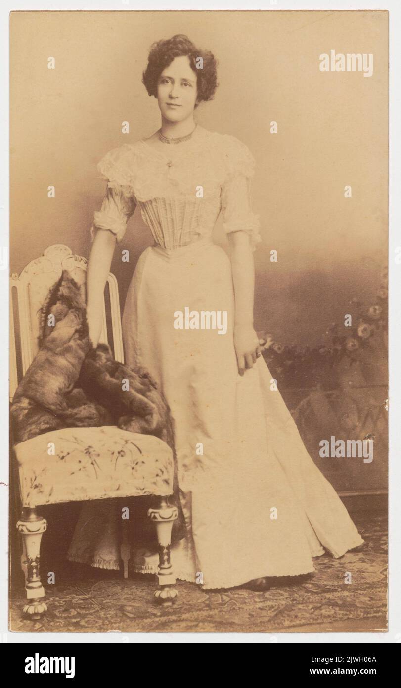 Woman entire figure studio hi-res stock photography and images - Alamy