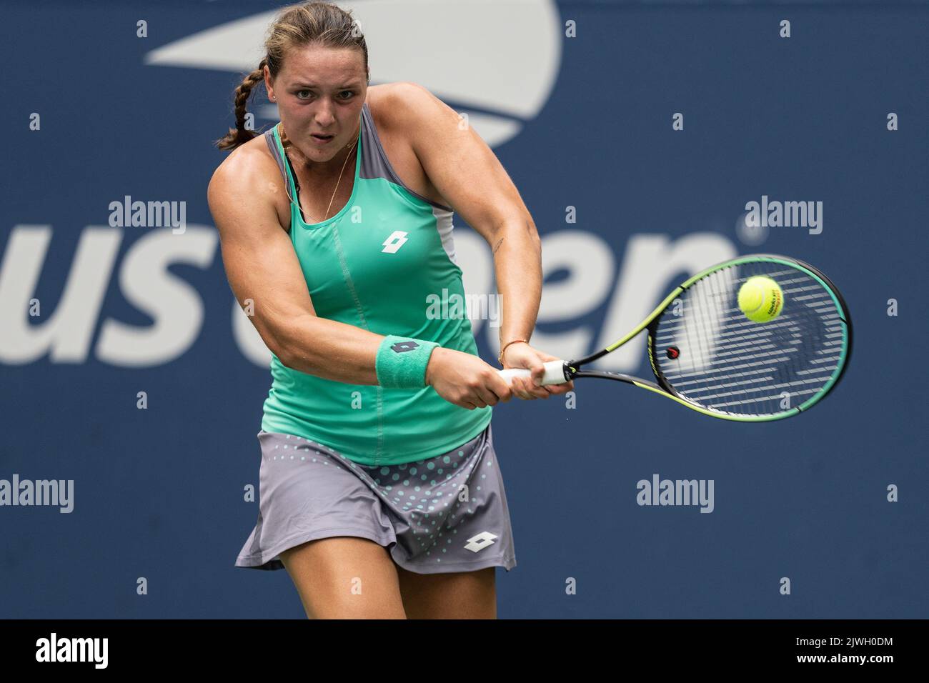 New York, USA. 05th Sep, 2022. Jule Niemeier of Germany returns ball ...