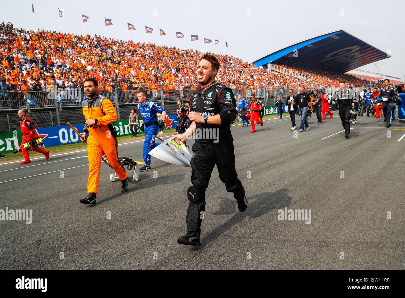 Mercedes AMG F1 Team, ambiance mechanic, mecanicien starting grid ...