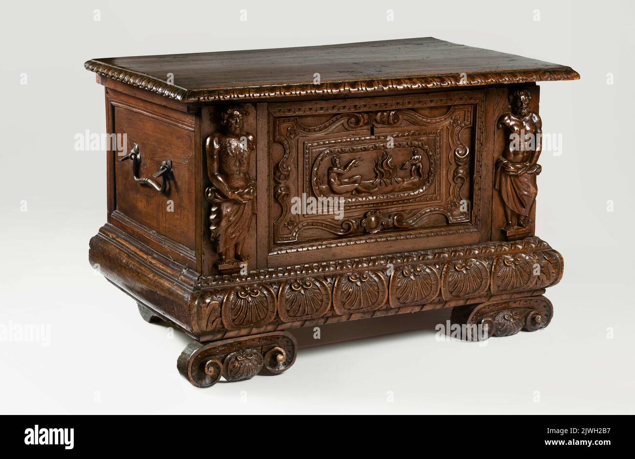 Historic chest hi-res stock photography and images - Alamy