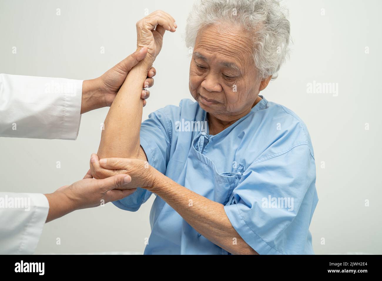 Elbow pain hispanic hi-res stock photography and images - Alamy