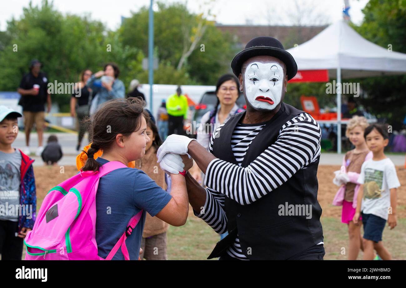 Toronto, Canada. 5th Sep, 2022. A male mime actor performs with a girl ...