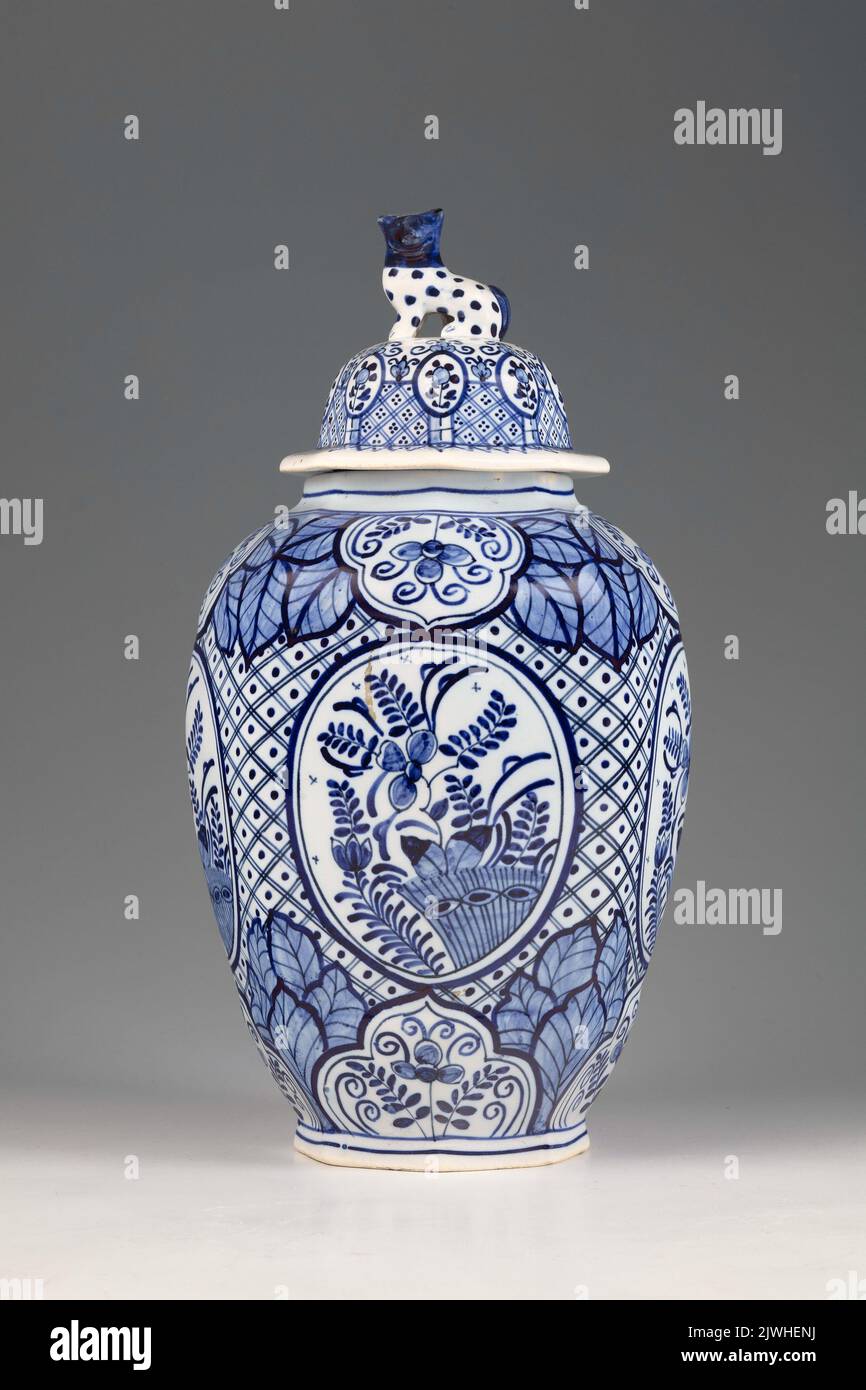 A delft vase hi-res stock photography and images - Alamy