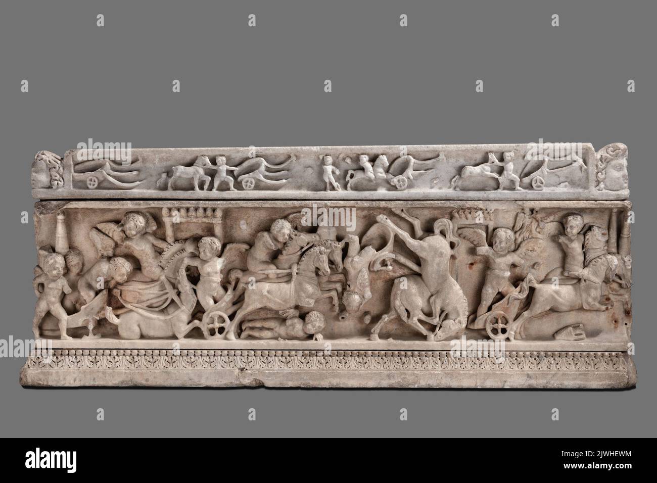Sarkofag dziecięcy ze sceną wyścigu rydwanów w rzymskim Circus Maximus ...