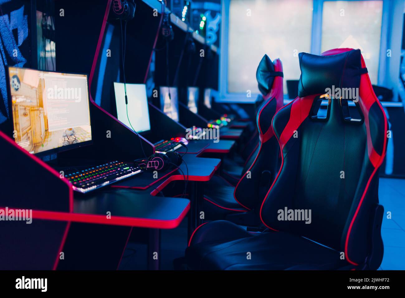 Empty playing gaming chair at game computer club Stock Photo - Alamy