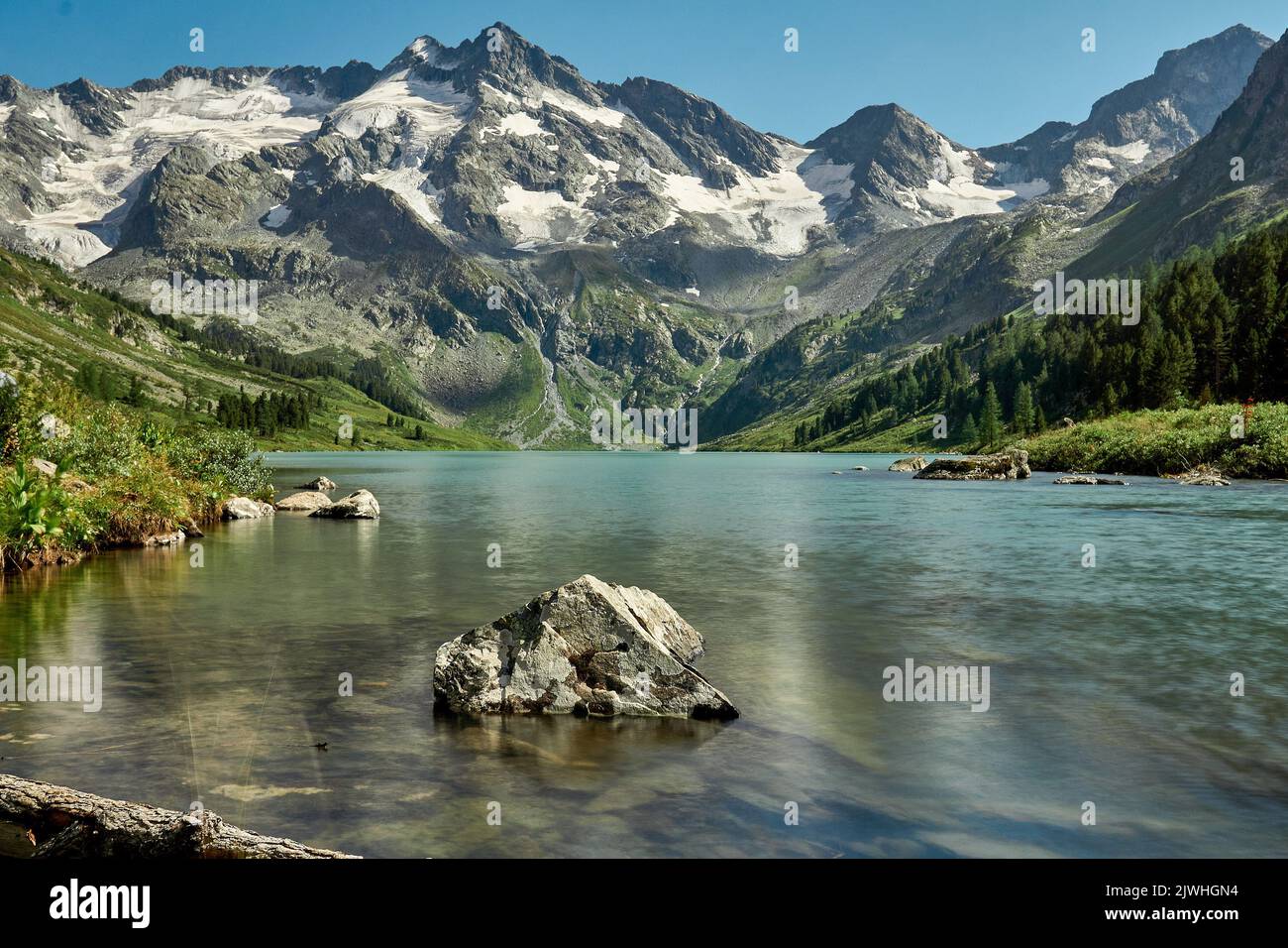 Turquoise water of the lake in the Katunsky nature reserve in the Altai ...