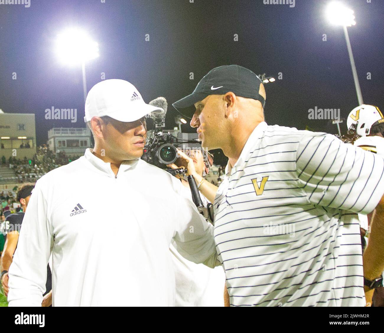 August 27, 2022 - Hawaii Rainbow Warriors head coach Timmy Chang chats ...