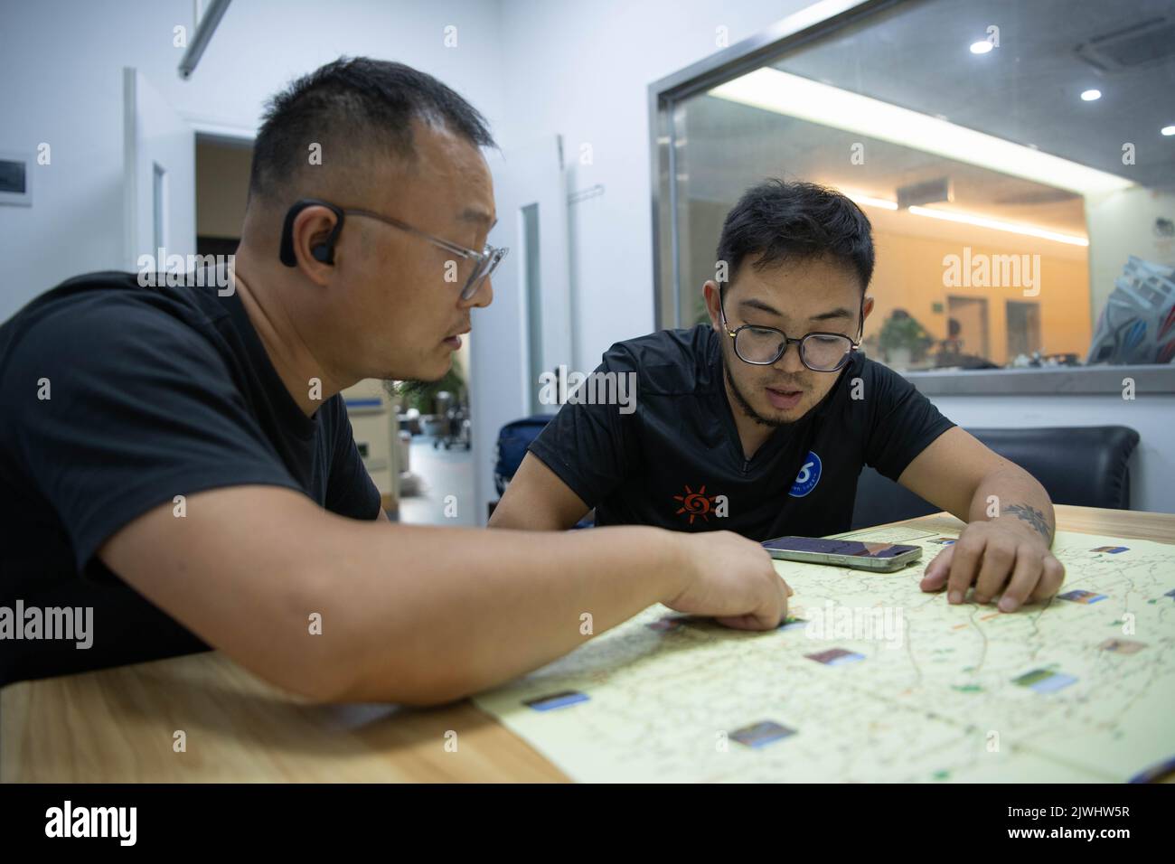 (220906) -- CHENGDU, Sept. 6, 2022 (Xinhua) -- He Peng (R) does ...