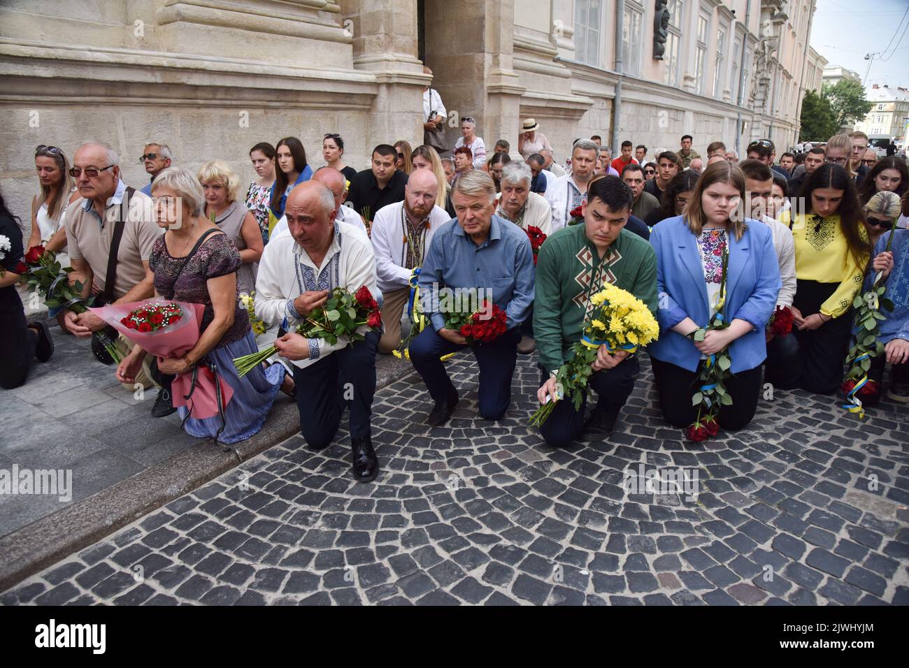 Lviv, Ukraine. 24th Aug, 2022. People kneel during the funeral of ...
