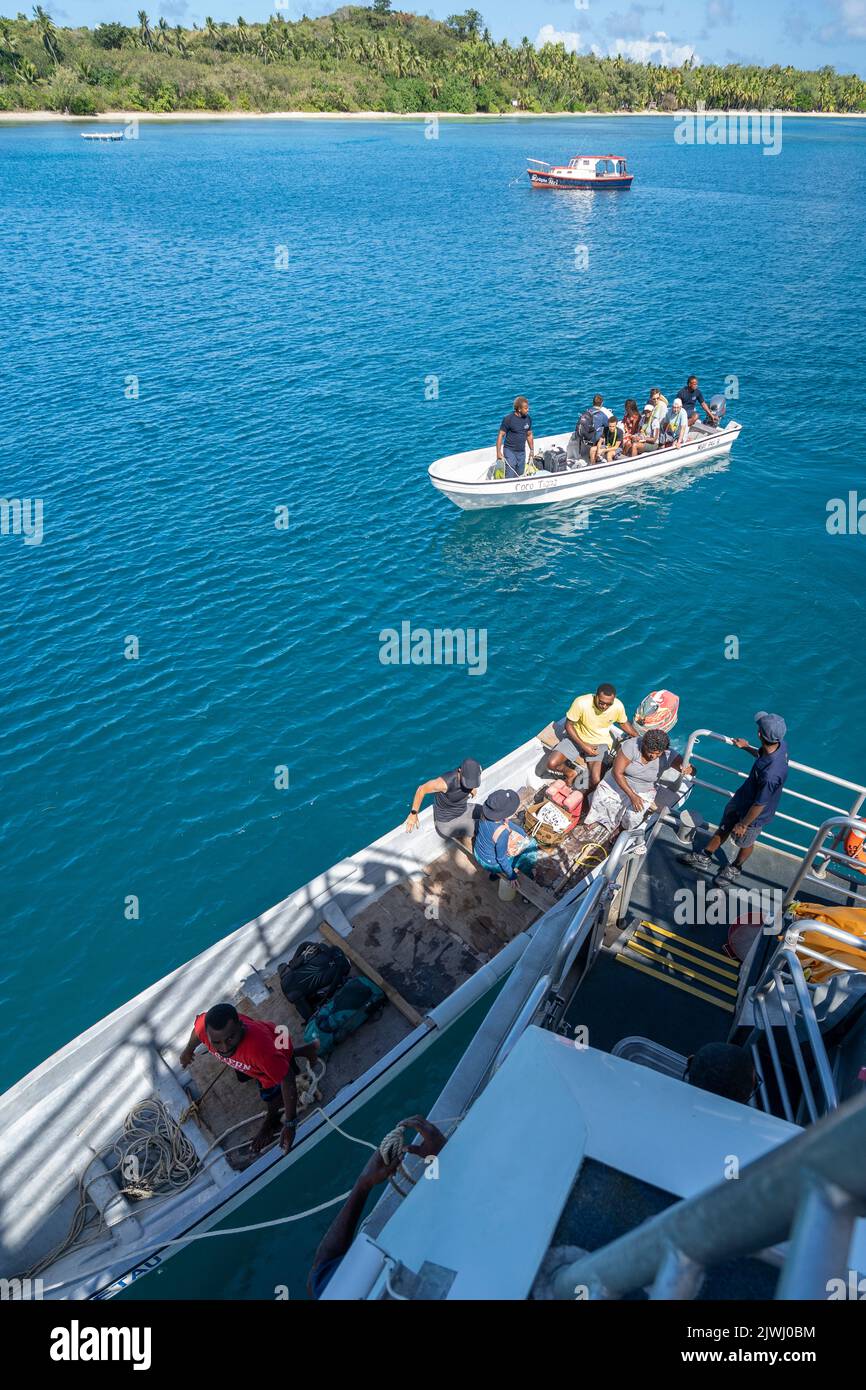 Small boat transporting tourists from the Yasawa Flyer Island Ferry to ...