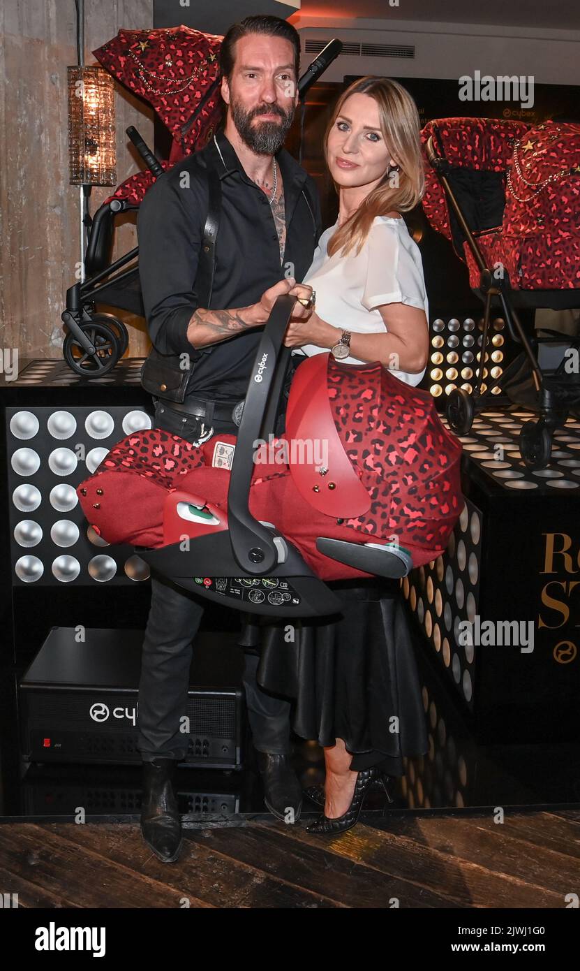 Berlin, Germany. 05th Sep, 2022. Singer Alec Völkel and his wife ...