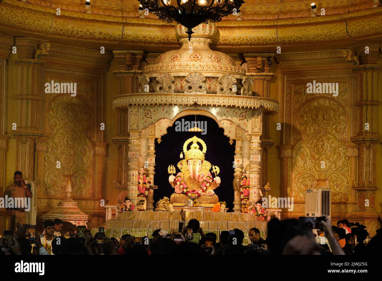 Dagdusheth ganpati pune hi-res stock photography and images - Alamy